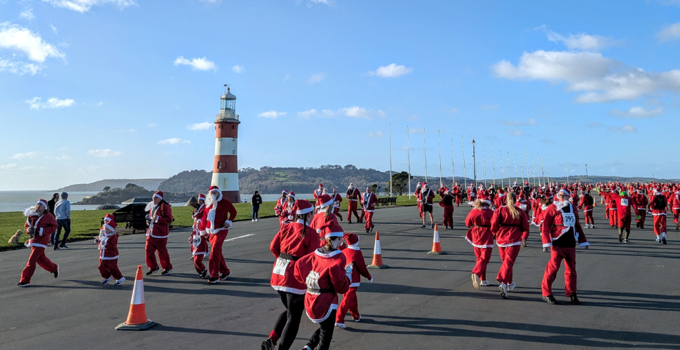 Over 800 Santas dash through the Barbican sun for the annual Santa Fun ...